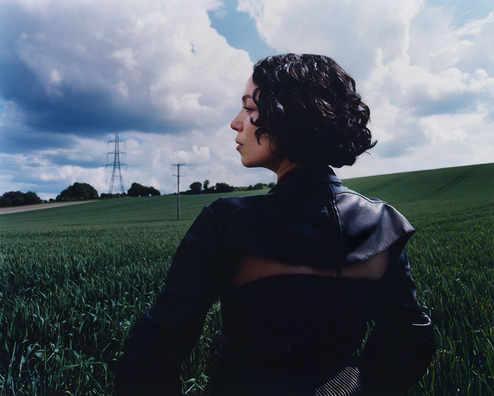 interview with Kelly Lee Owens ケリー・リー・オーウェンスがダンスフロアの多幸感を追求する理由 | ele-king